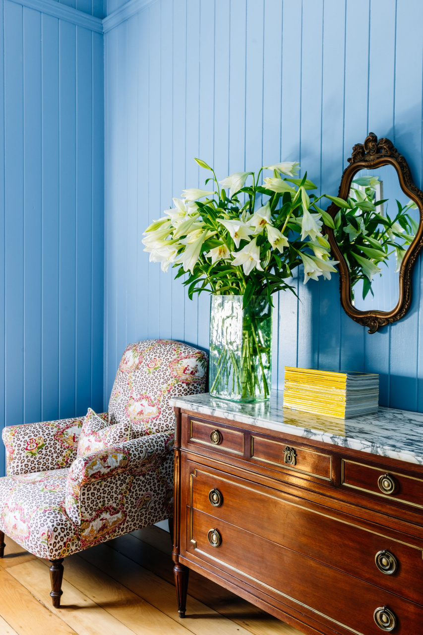 Anna Spiro brightens Brisbane bungalow with kaleidoscope of colour and ...