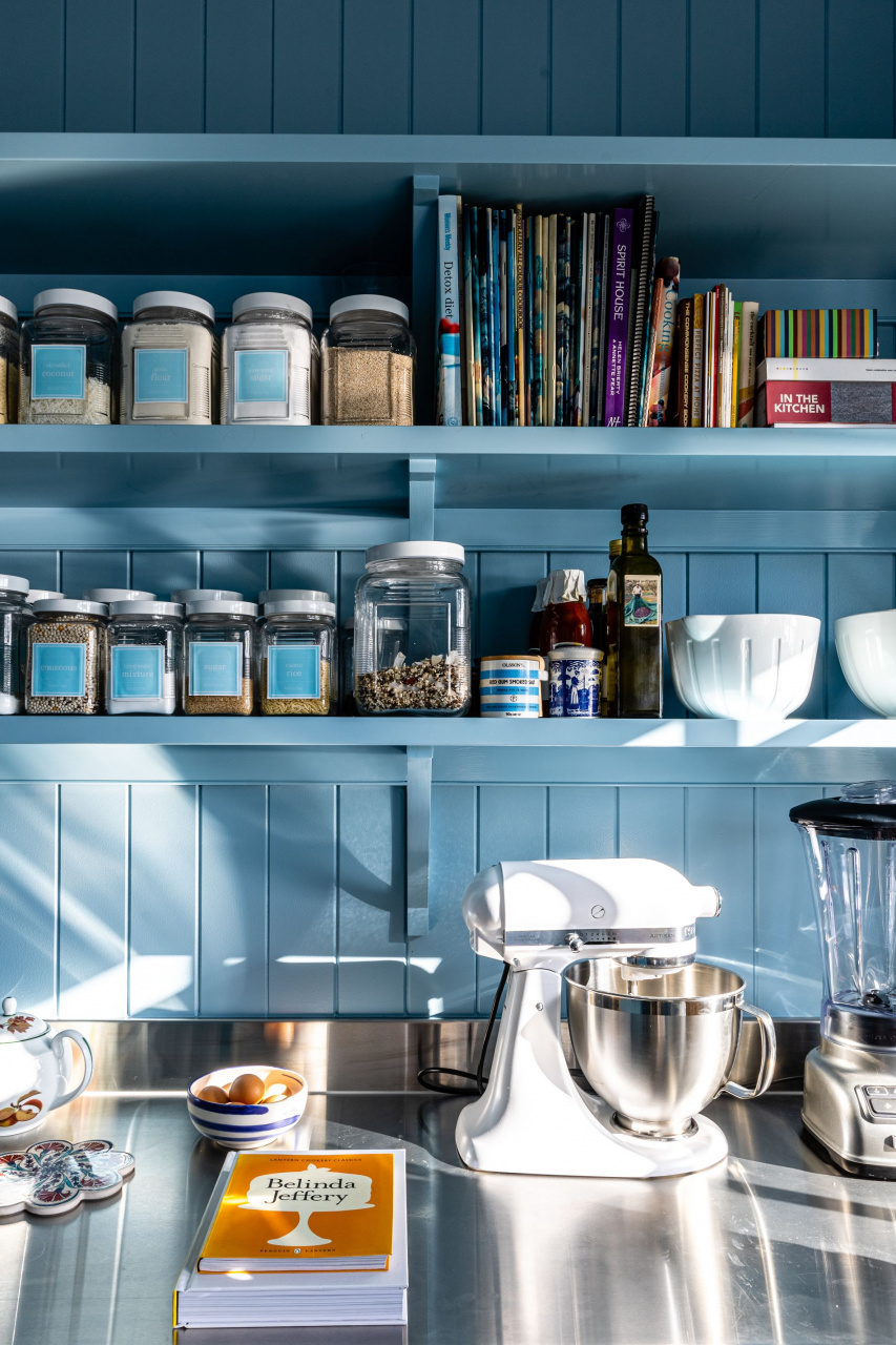 Anna Spiro brightens Brisbane bungalow with kaleidoscope of colour and ...