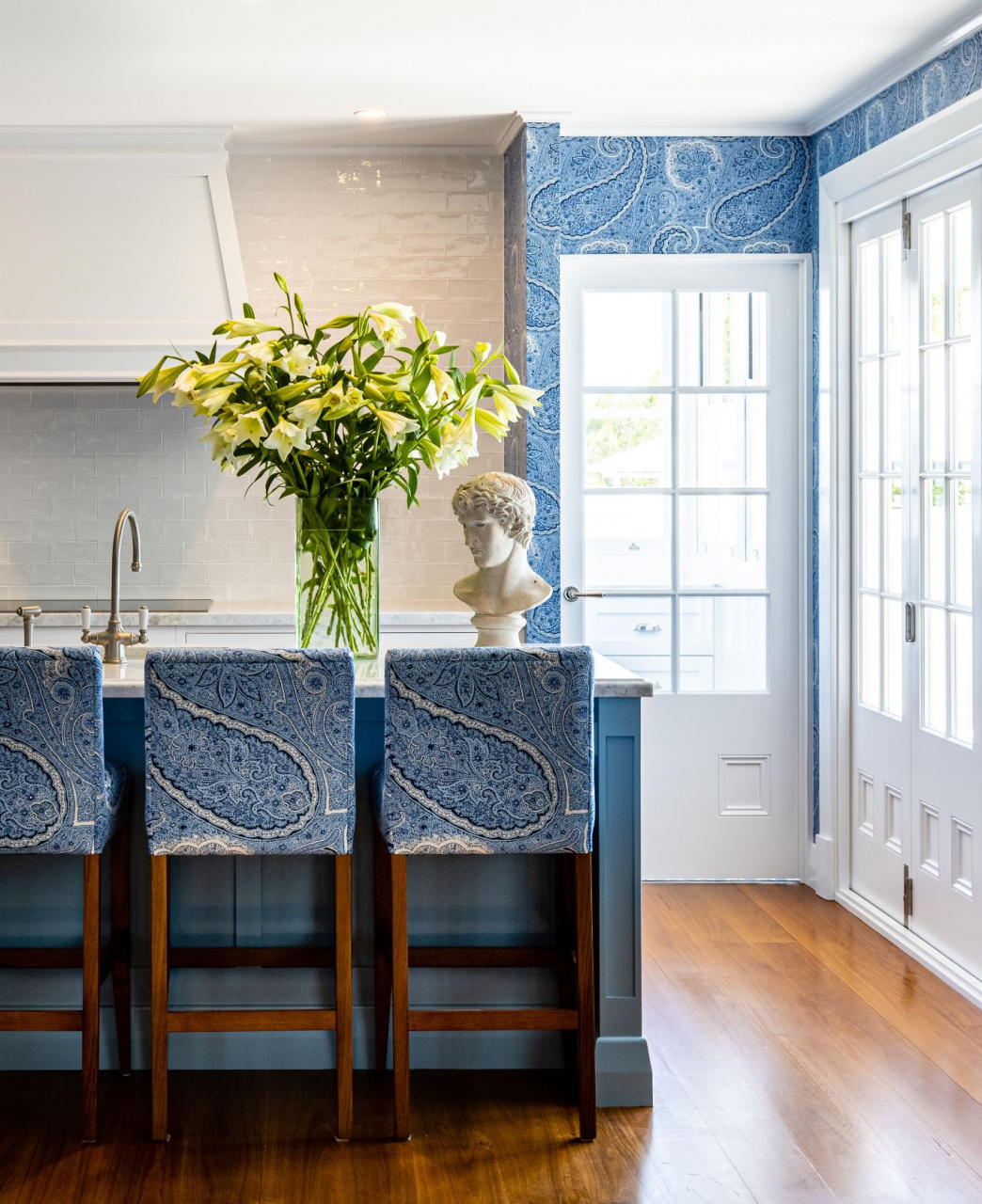 Anna Spiro brightens Brisbane bungalow with kaleidoscope of colour and ...