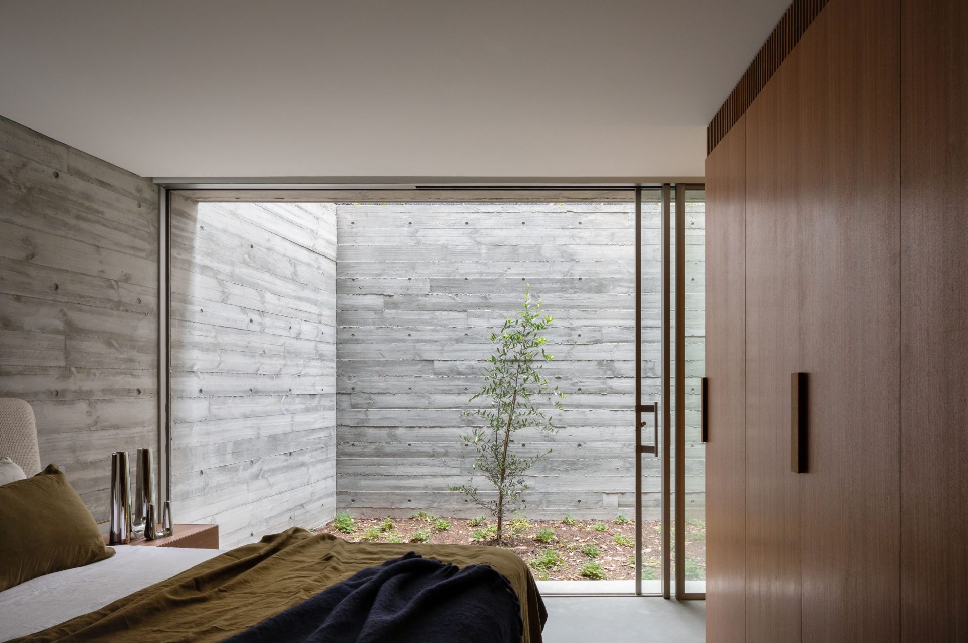 Board-formed concrete walls define Sydney home from CHROFI and We Are ...