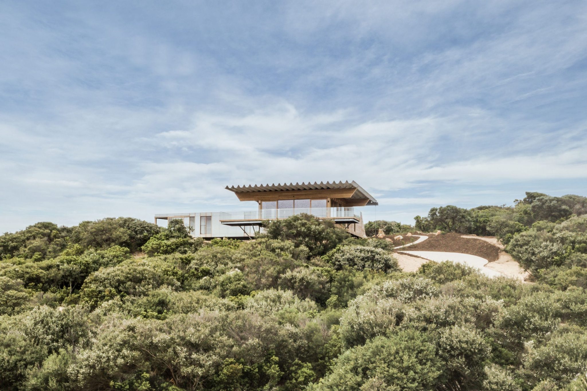 Perched amid nature’s beauty, Dune house by Zenibaker Architects mimics ...