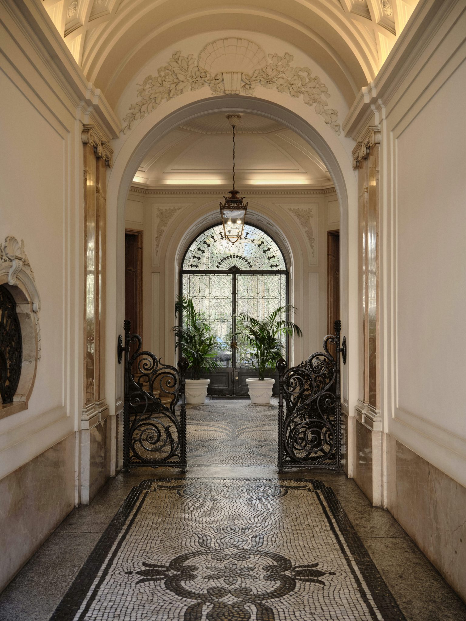 Simone Haag styles a palazzo foyer for L’Appartamento at Milan Design ...