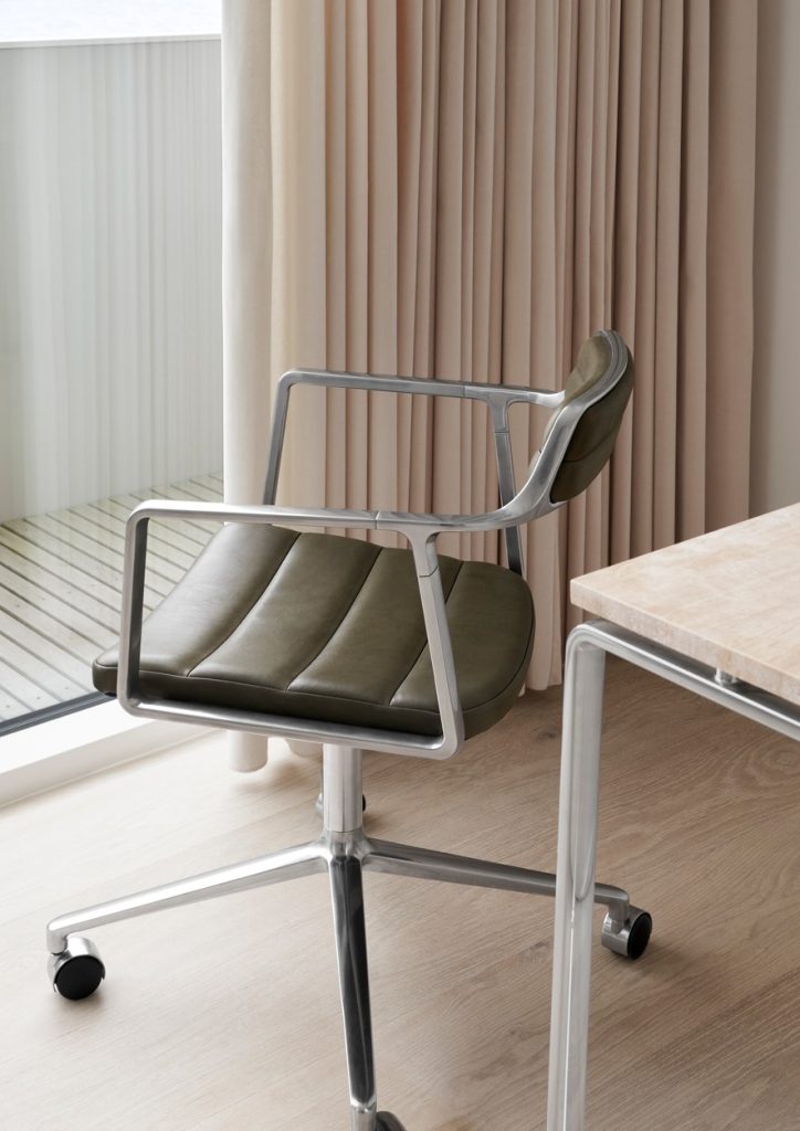The joys of an all-round view – the Vipp Swivel chair and Studio desk ...